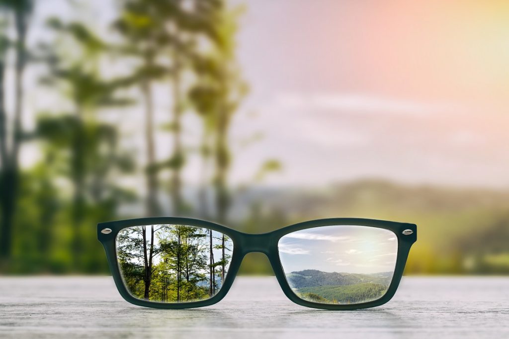 Farsighted vs Nearsighted: Causes, Symptoms, and Differences